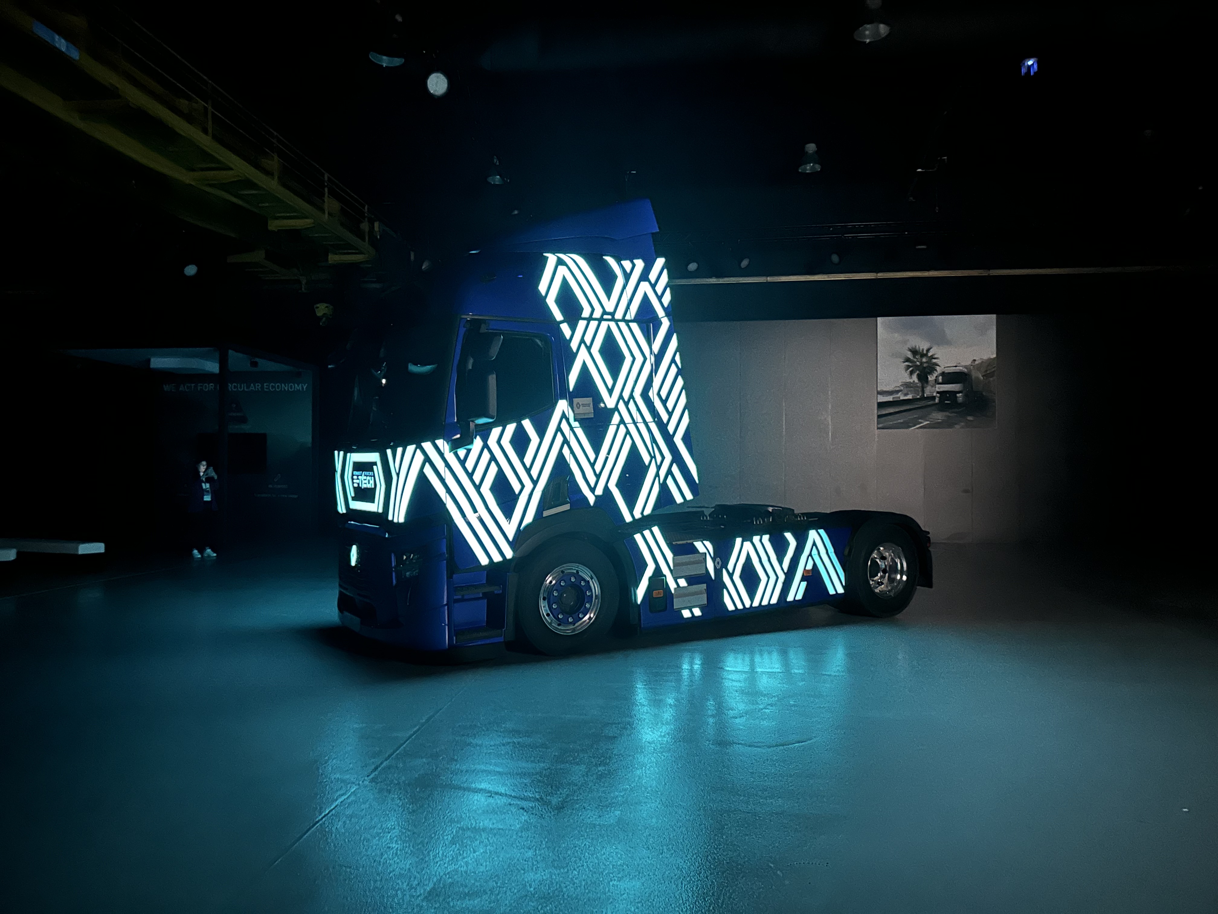 Diamond Echo: Renault Trucks bringt Europa zum Leuchten | Renault ...